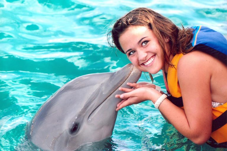 10 Heartwarming Photos Of Dolphins Hanging Out With People – Tooxta ...